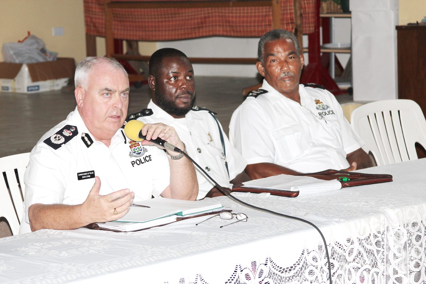 EE-police-mtg - Cayman Compass