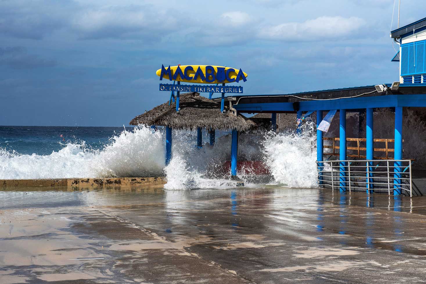 High seas batter Grand Cayman’s west coast - Cayman Compass