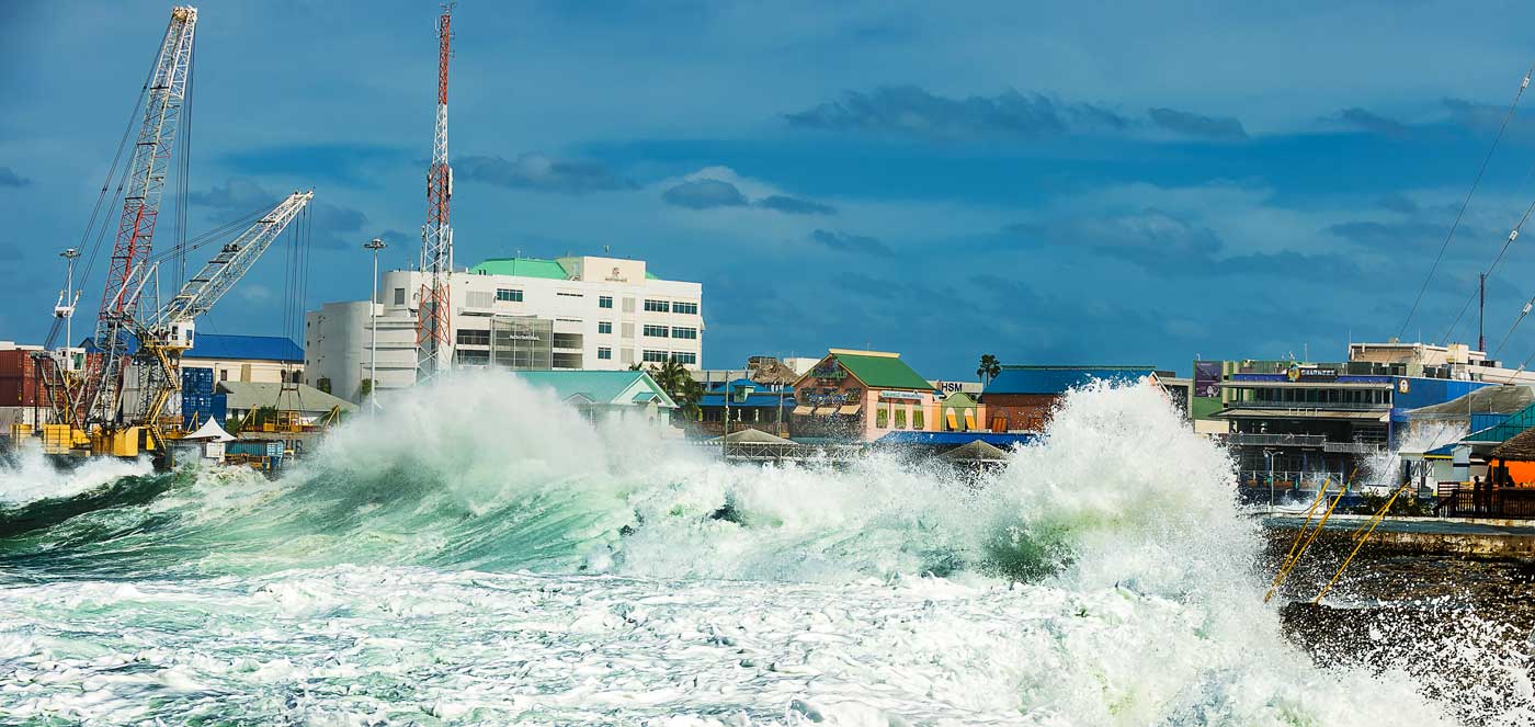 High seas batter Grand Cayman’s west coast - Cayman Compass