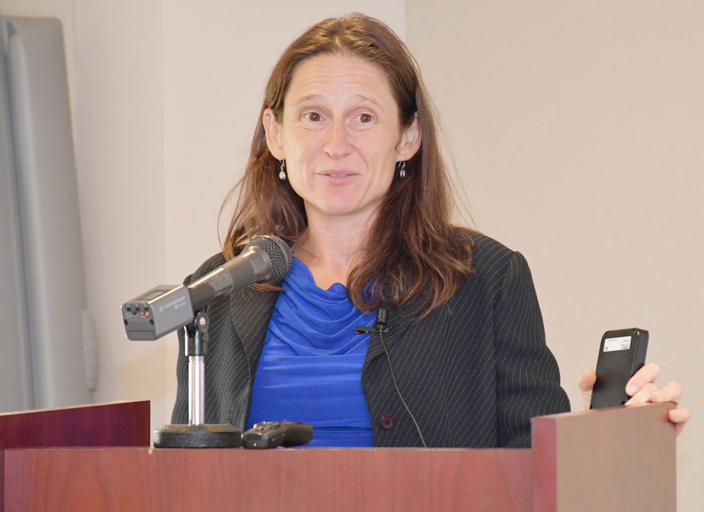 DCI holds AML workshop for jewellery dealers - Cayman Compass