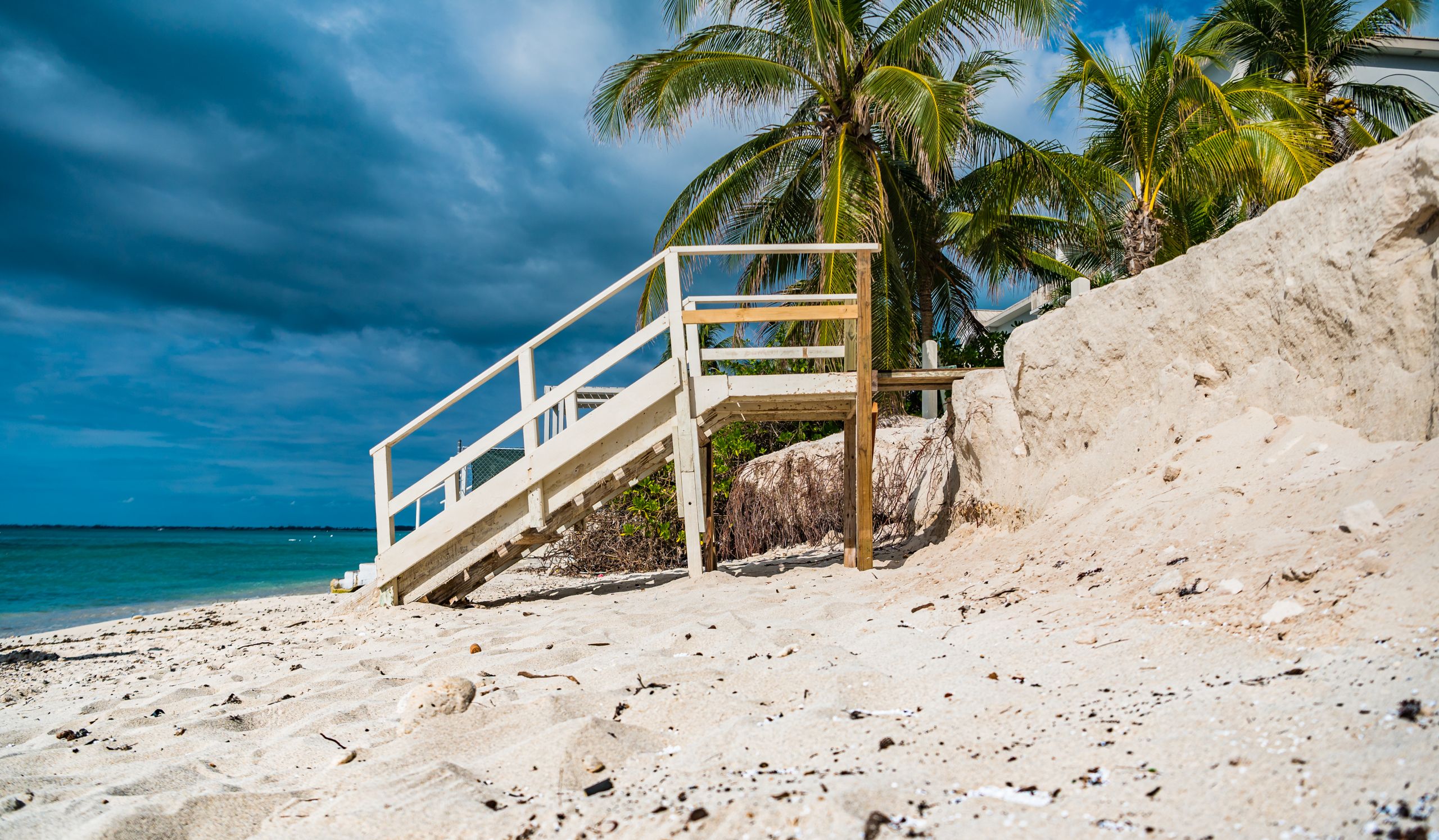 Beach-loss properties want gov't help - Cayman Compass