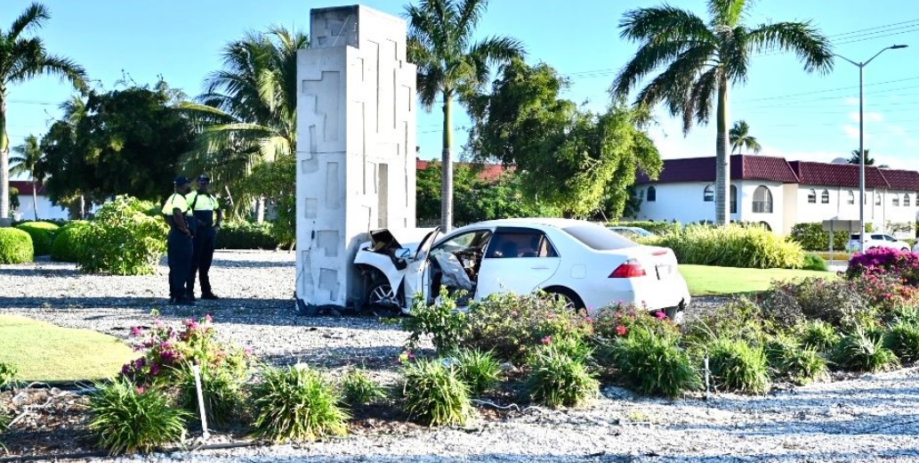 Man killed in fatal crash at roundabout - Cayman Compass