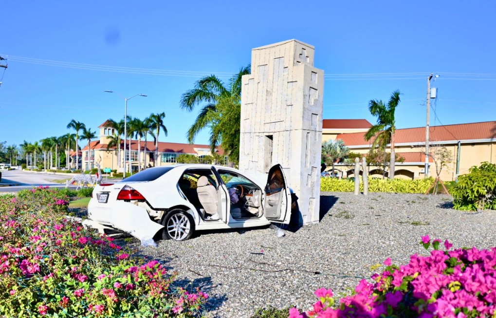 Man killed in fatal crash at roundabout - Cayman Compass