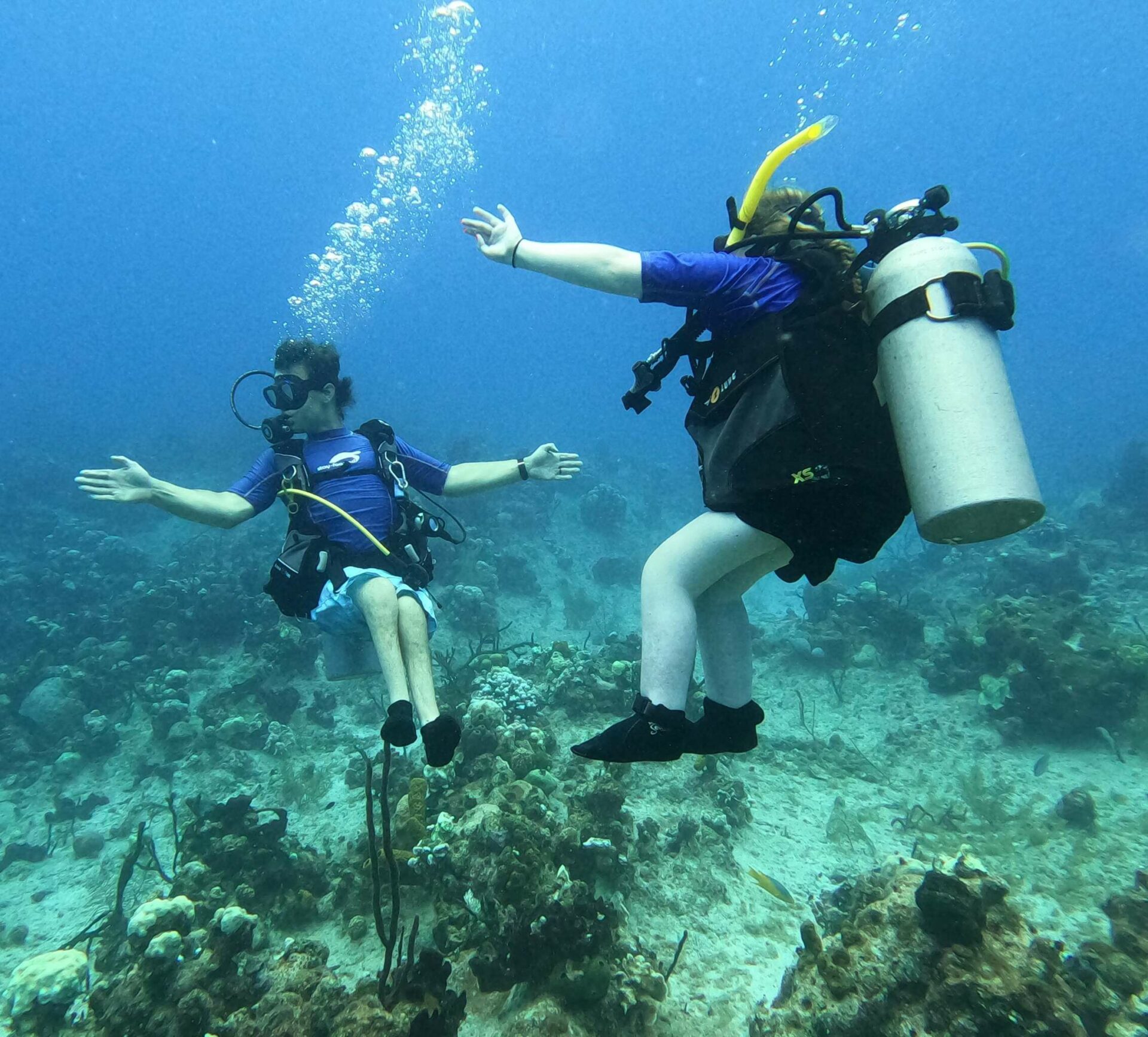 Cayman teens lend helping hand to young divers with disabilities ...