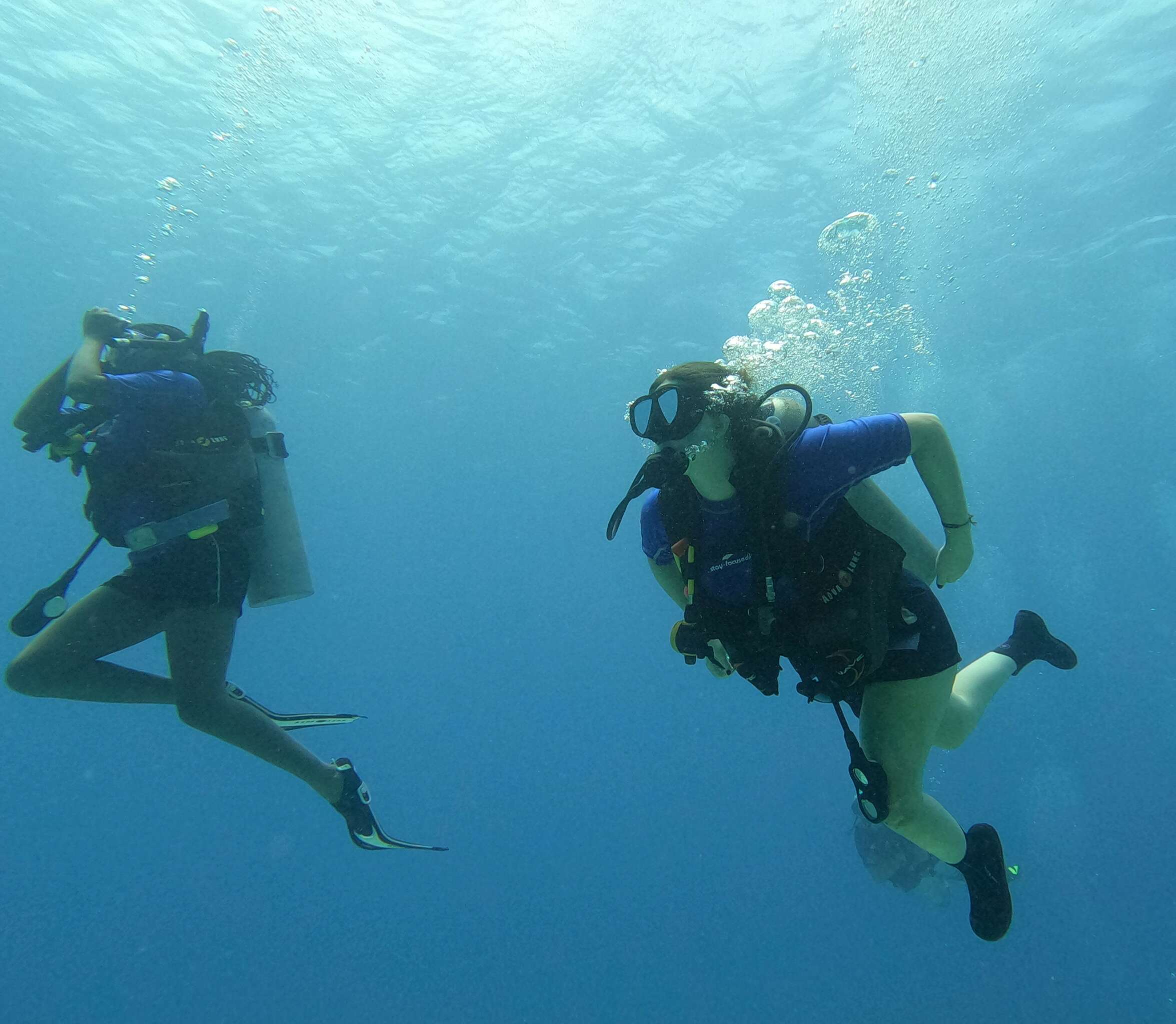 Cayman teens lend helping hand to young divers with disabilities ...