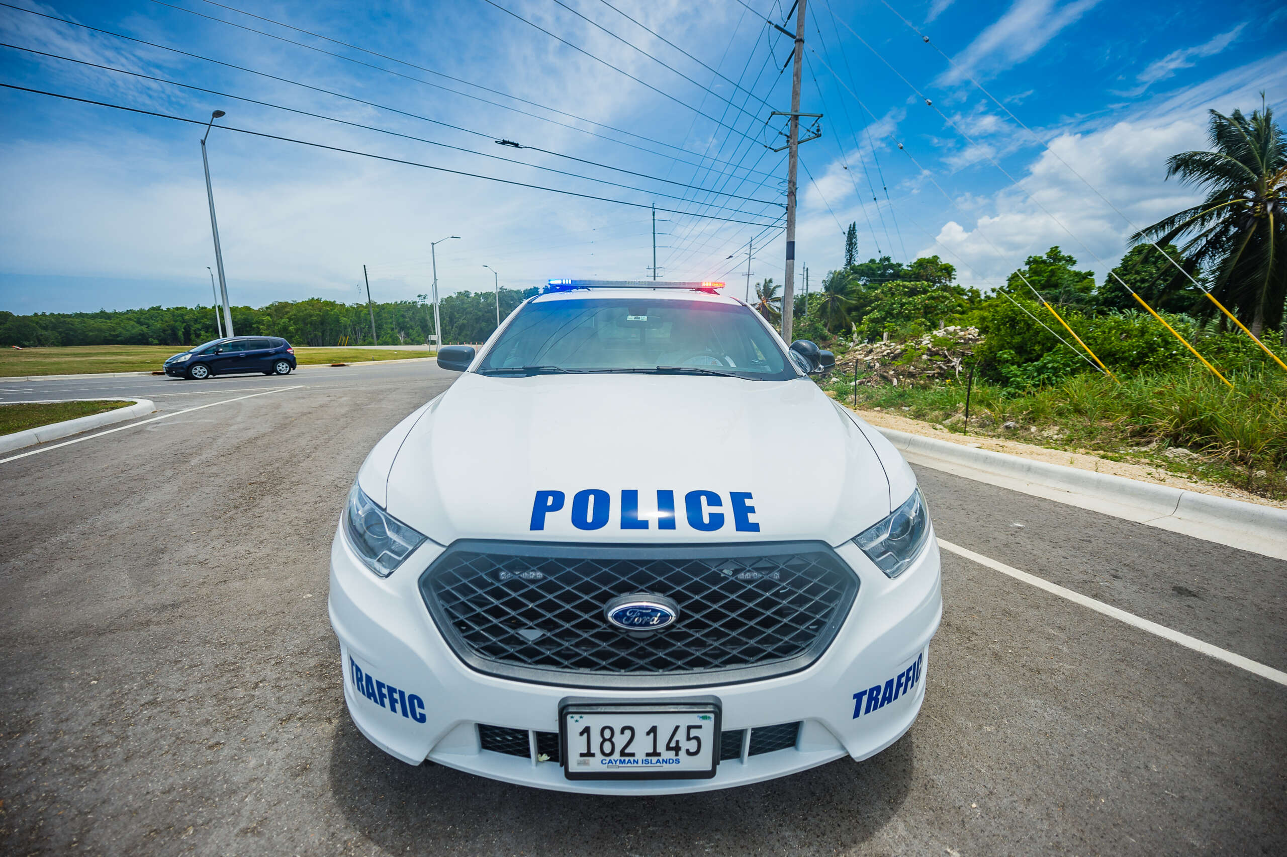 Machete wielding man robs bar patrons - Cayman Compass