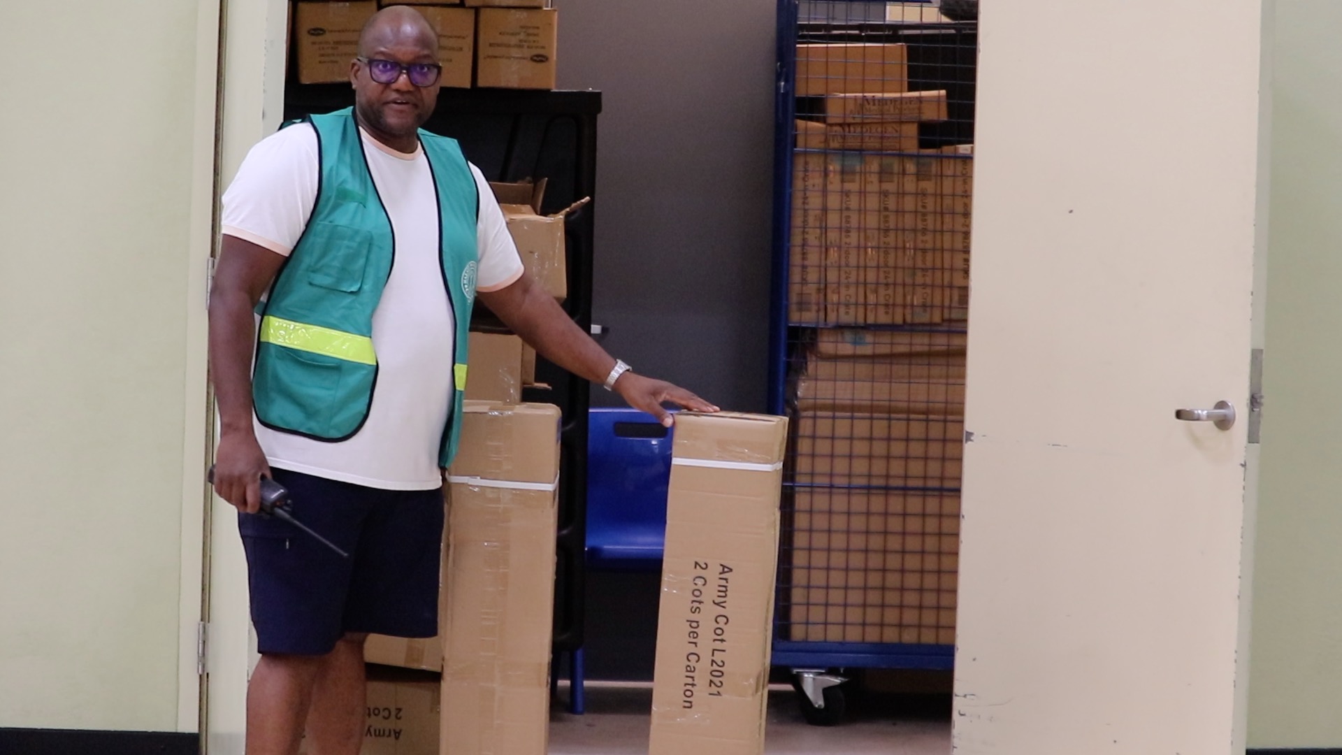Residents trickle into hurricane shelters - Cayman Compass