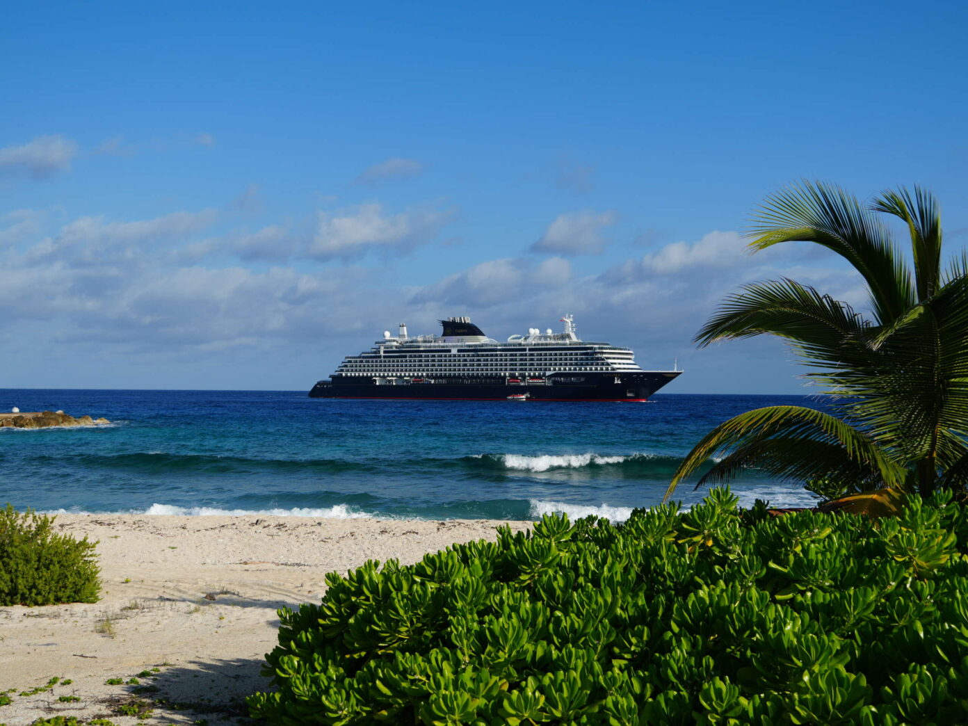 Hundreds of cruise tourists arrive in Cayman Brac - Cayman Compass